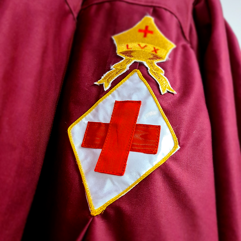 Robe de Célébrant pour Collège SRIA, tissu cramoisi brodé mître ...