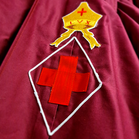 Robe de Déclarant pour Collège SRIA, tissu cramoisi brodé losange & croix