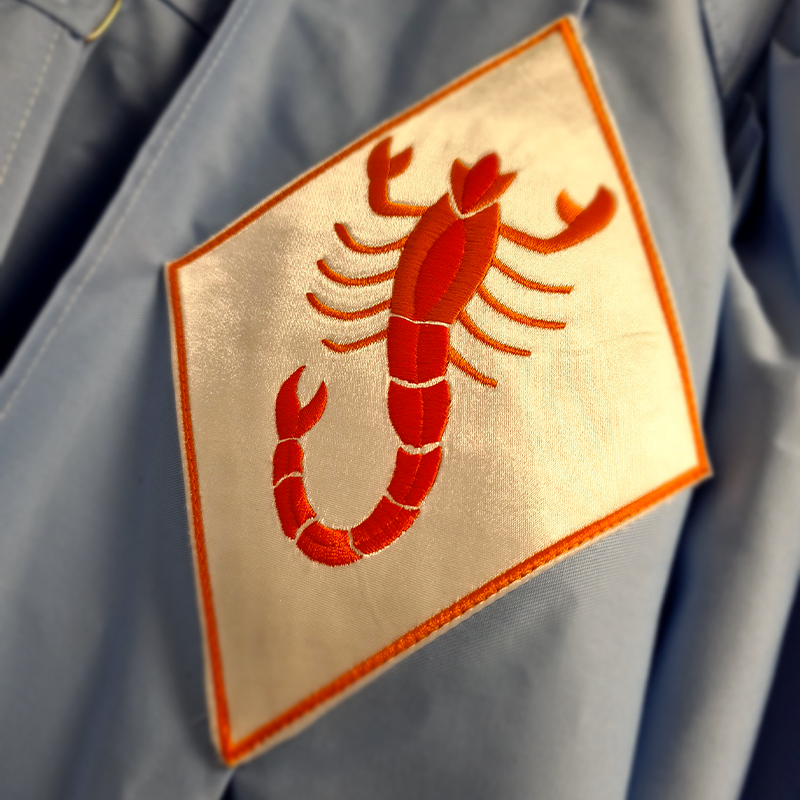 Robe de 3° Ancien pour Collège SRIA,tissu bleu brodé scorpion orange ...